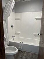 Quarto Standard, 1 cama king-size, não fumadores | Ferro/tábua de engomar, camas desdobráveis, Wi-fi grátis 