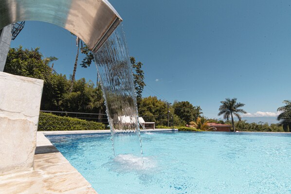 Piscina externa, guarda-sóis, espreguiçadeiras