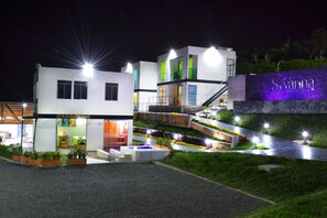 Fachada da propriedade à noite