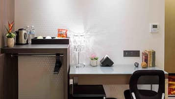 Quarto casal superior | Edredons de pluma, frigobar, cofres nos quartos, escrivaninha