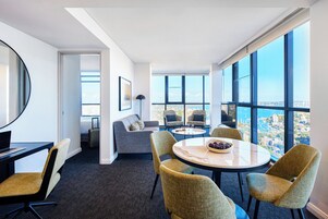 Suite, 2 quartos, no canto (Harbour View) | Sala de jantar