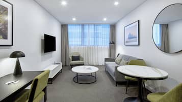 Suite, 1 quarto, acessível | Sala de estar | Televisor de ecrã plano de 55 polegadas com canais digitais, televisor
