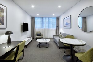 Suite, 1 quarto, acessível | Sala de estar | Televisor de ecrã plano de 55 polegadas com canais digitais, televisor