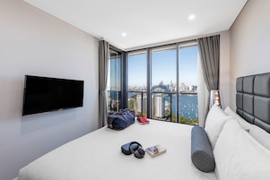 Suíte, 2 quartos, sacada (Harbour) | Roupas de cama premium, cofres nos quartos, escrivaninha