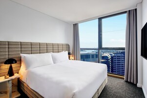 Suite de Luxo, 1 quarto, varanda | Roupa de alta qualidade, cofre com capacidade para portátil, secretária
