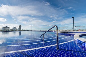 Piscina interior, piscina exterior, guarda-sóis, espreguiçadeiras
