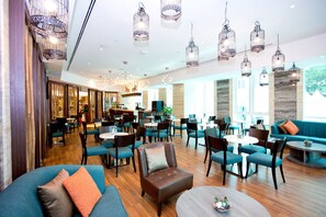 Este bar no lobby do hotel