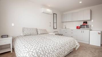 Estúdio Superior, kitchenette | Cofre no quarto, quartos insonorizados, ferro/tábua de engomar