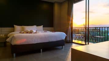 Modern Room Double | Secretária, cortinas/cortinados opacos, camas desdobráveis