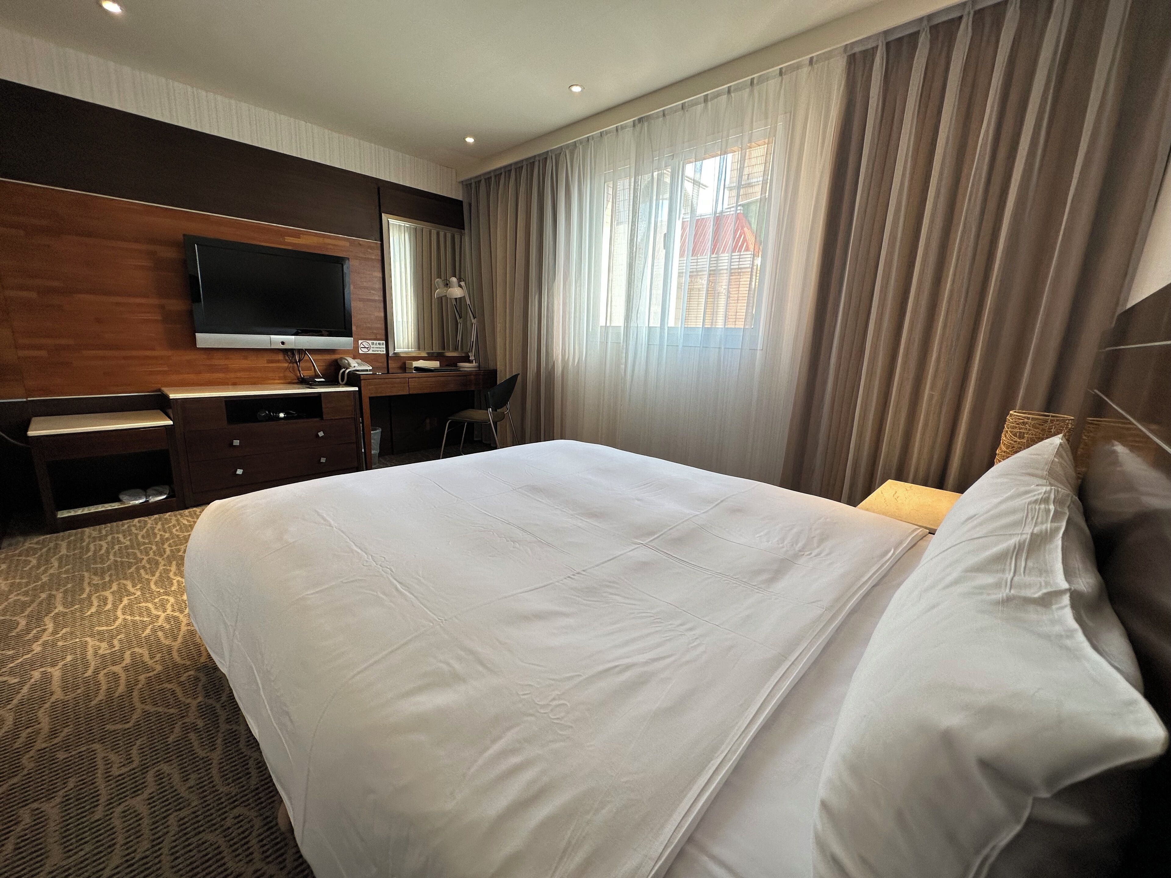 Quarto casal luxo, 1 cama de casal | Escrivaninha, cortinas blackout, Wi-Fi de cortesia, roupa de cama