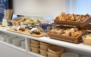 Café da manhã com buffet todos os dias (CHF 18 por pessoa) 