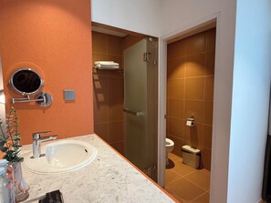 Quarto duplo standard, 2 camas de solteiro | Banheiro | Chuveiro, chuveiro com efeito de chuva, produtos de toalete grátis 