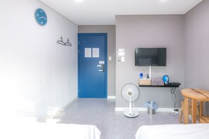 Quarto Twin Básico, 2 camas individuais | Sala de estar | Televisor LCD de 32 polegadas com canais por cabo, televisor