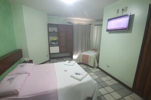 Quarto triplo standard | Frigobar, cofres nos quartos, Wi-Fi de cortesia, roupa de cama