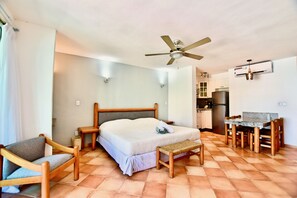 Quarto Deluxe | Sala de estar | Televisor de 65 polegadas com canais digitais