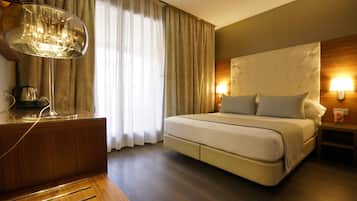Roupa de alta qualidade, minibar, cofre no quarto, secretária