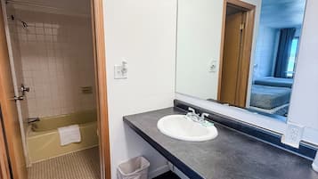 Quarto casal standard, 2 camas de casal | Banheiro | Toalhas de banho