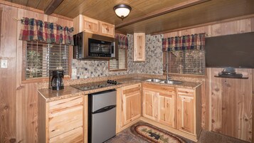 Suite-Estúdio Romântica | Cozinha privada | Um frigorífico, um micro-ondas, uma placa de cozinha 