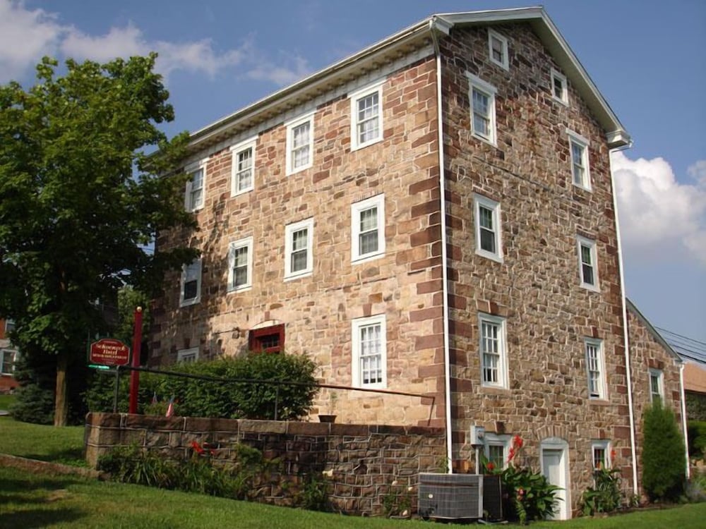 Historic Schoeneck Hotel B&b - Lititz, PA