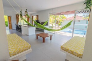 Villa Familiar, 4 quartos (3 bathrooms) | Wi-fi grátis, roupa de cama fornecida 