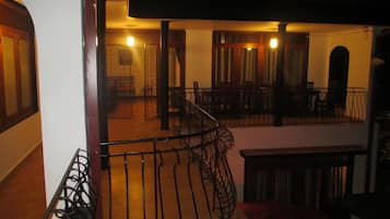 Fachada da propriedade à noite