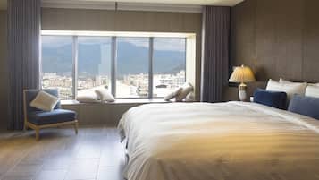 Suite, 1 quarto, casa de banho anexa, vista para a montanha | 1 quarto, roupa de alta qualidade, edredões de penas