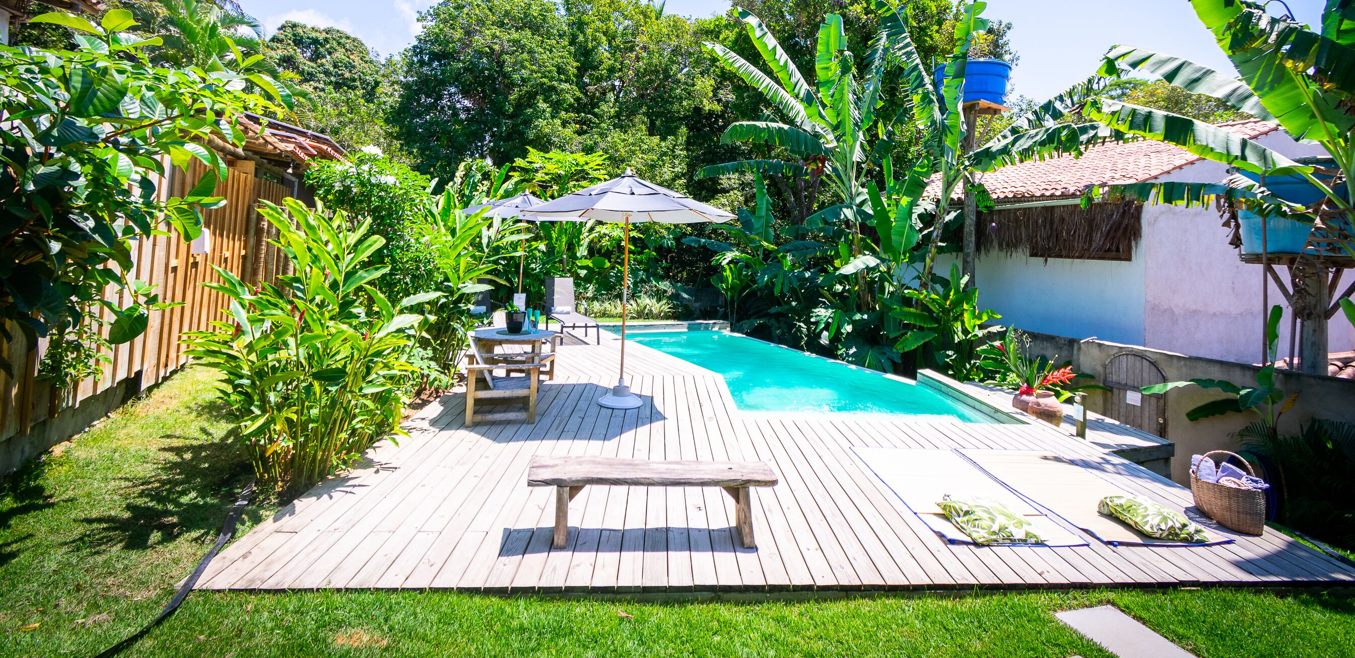 Piscina externa, funciona das 9h às 21h30, espreguiçadeiras