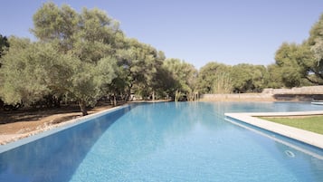 Piscina externa, guarda-sóis, espreguiçadeiras