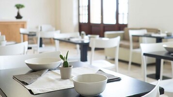 Café da manhã com buffet todos os dias (EUR 7 por pessoa) 