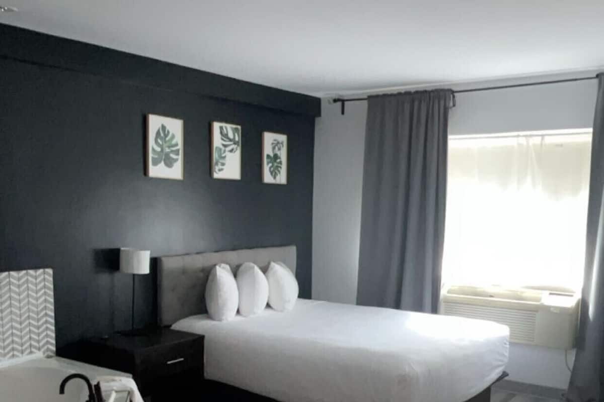 Escrivaninha, cortinas blackout, ferros/tábuas de passar roupa