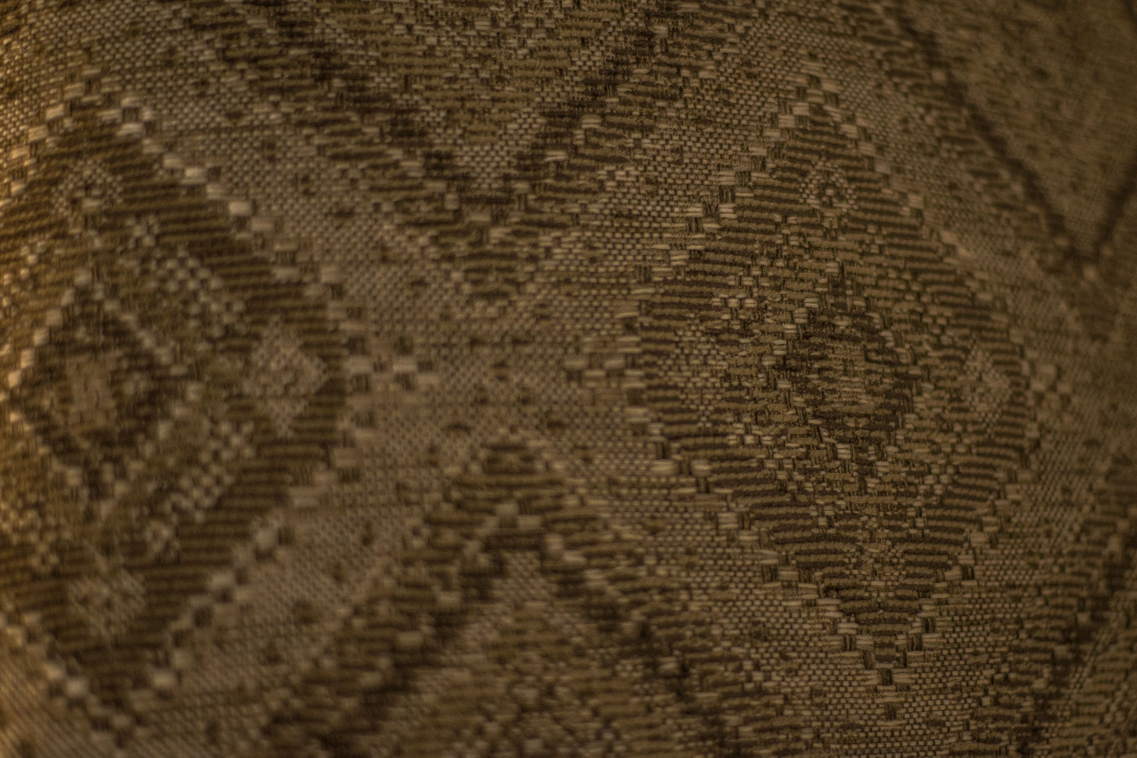 Um close-up de tecido texturizado com padrão trançado.