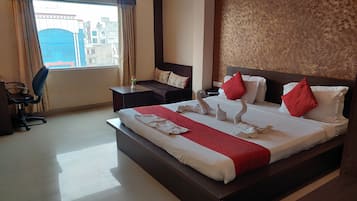 Quarto casal real, 1 quarto, vista para a cidade | Roupas de cama premium, escrivaninha, cortinas blackout