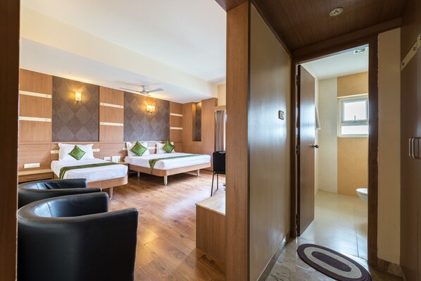 Quarto Premium | Secretária, ferro/tábua de engomar, camas desdobráveis, Wi-fi grátis