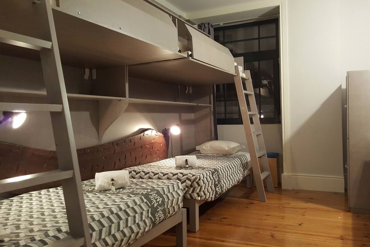 Quarto Familiar, casa de banho partilhada | Wi-fi grátis, roupa de cama fornecida 