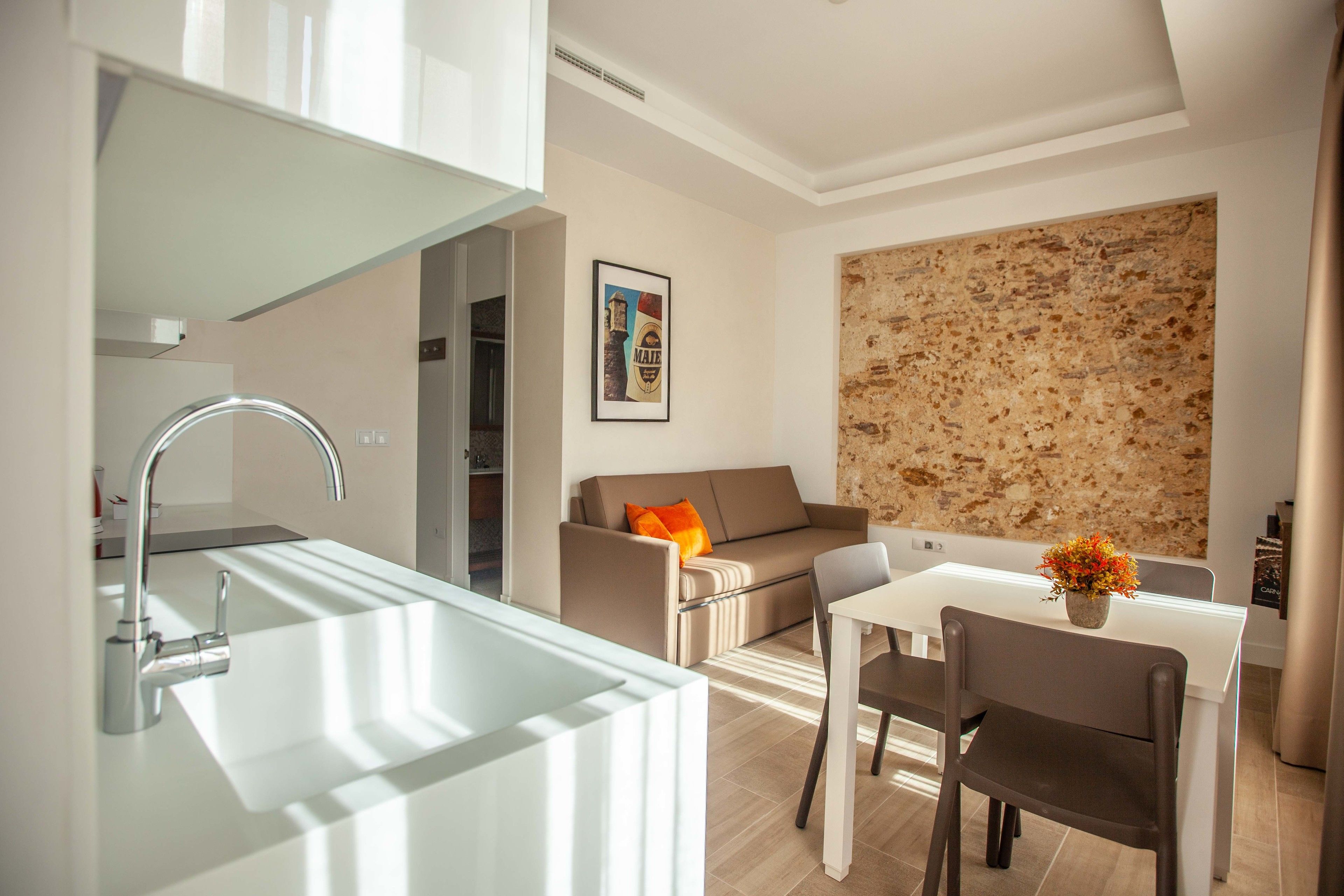 Apartamento superior, 1 cama Queen e sofá-cama | Sala de estar | TV de tela plana 42 polegadas com canais digitais, TV