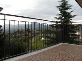 Quarto Duplo ou Twin Básico | Secretária, secretária adequada para computadores portáteis 