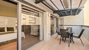 Um interior moderno com área de jantar, cama e vista para o exterior do edifício.