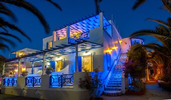 Fachada da propriedade à noite