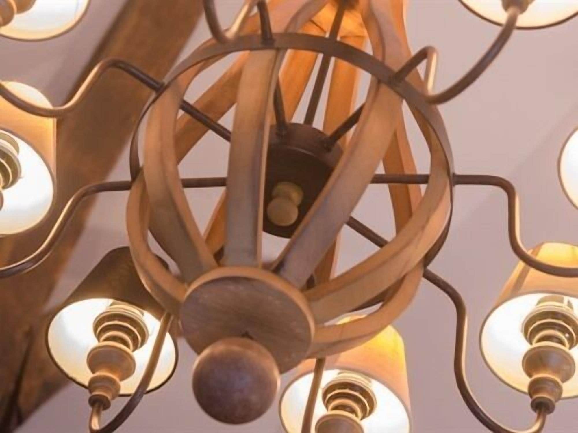Um candelabro com várias luzes e um elemento decorativo central.