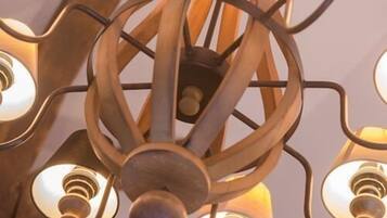 Um candelabro com várias luzes e um elemento decorativo central.