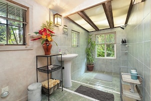 Casa de campo romântica, 1 cama Queen | Banheiro | Chuveiro, secador de cabelo, roupões de banho, chinelos