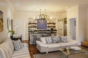 Casa de campo luxo, 1 quarto | Área de estar | TV LED 55 polegadas com canais via satélite
