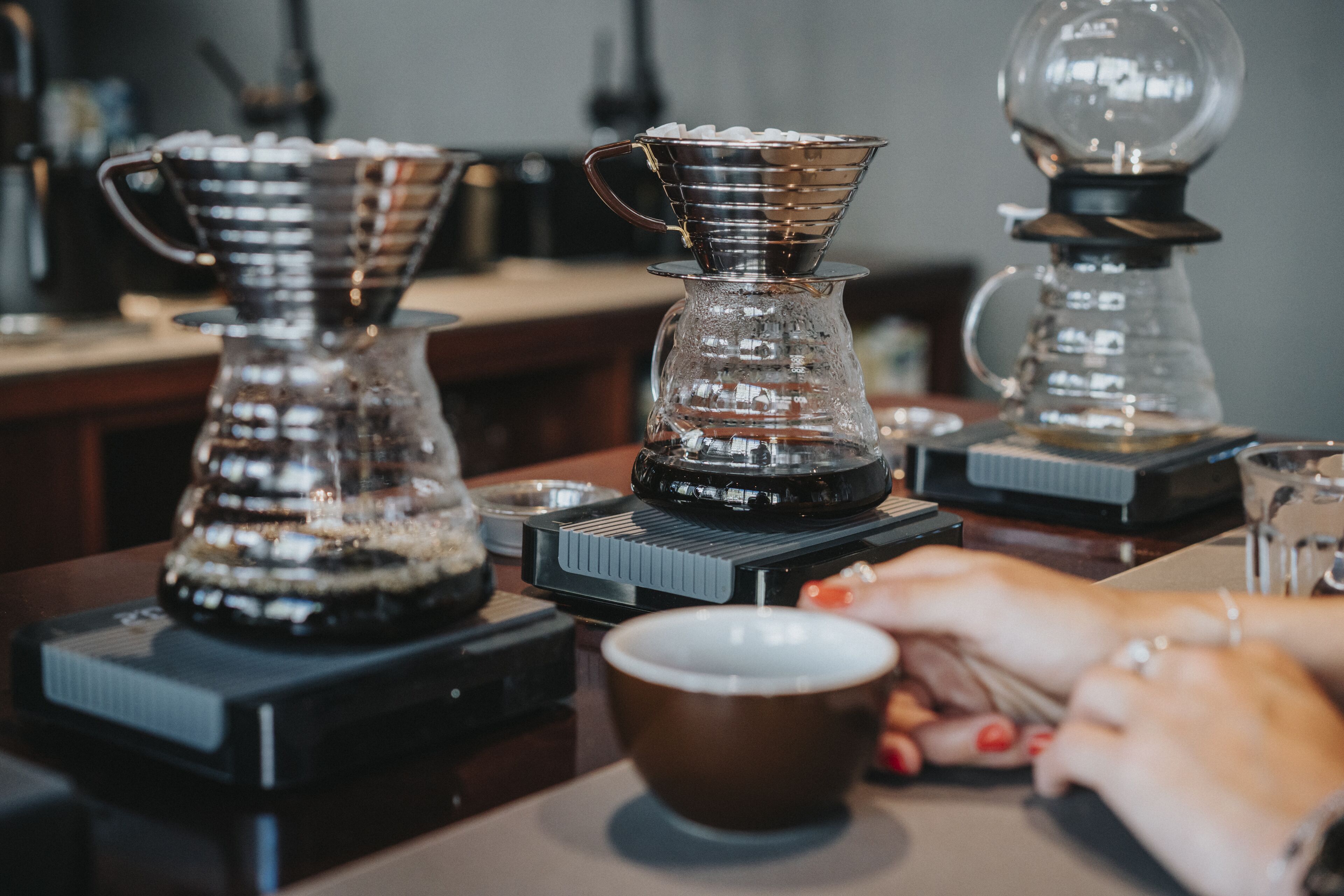 Uma máquina de café e uma chávena sobre a mesa.