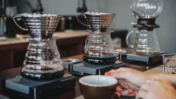 Uma máquina de café e uma chávena sobre a mesa.