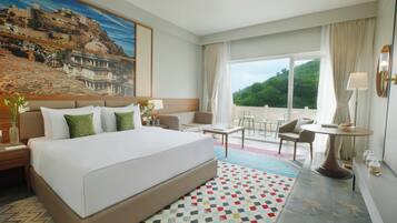 Quarto Deluxe, varanda | Roupa de alta qualidade, cofre no quarto, ferro/tábua de engomar