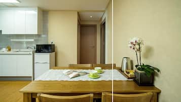 Suite Básica, 1 quarto, kitchenette, vista parcial para o mar | Sala de estar | Televisor de ecrã plano de 40 polegadas com canais por cabo, televisor