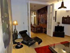 Apartamento, 1 quarto (La 12) | Área de estar | TV de tela plana, dock para iPod