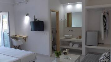 Quarto casal ou duplo, vista para o jardim | Área de estar | TV LED