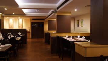 Almoços e jantares servidos, incluindo cozinha local e internacional