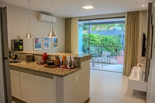 Apartamento Deluxe | Cozinha privada | Um frigorífico/congelador grande, um micro-ondas, um forno 